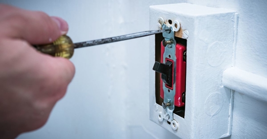 How to Replace a Faulty Light Switch or Outlet